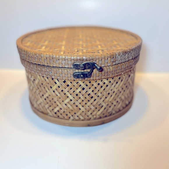 Accents | Vintage Basket 8s Round Basket Keepsakegift Organize Wicker ...